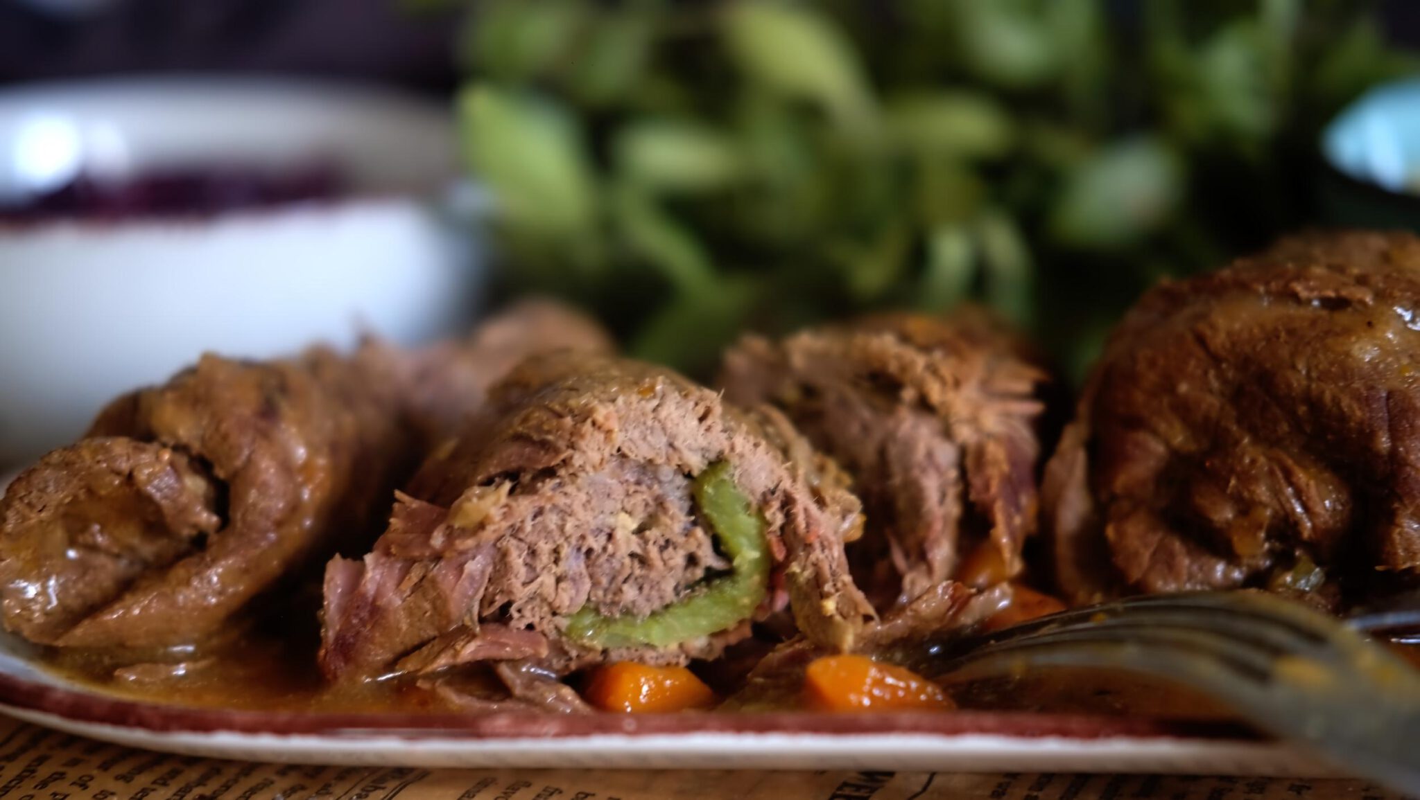 Klassische Rinderrouladen, gefüllt mit Gurke und Bacon. Unser ...